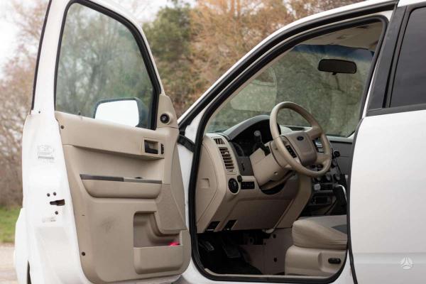 White Ford Escape 2009 in Kaunas, with an engine capacity of 2.30 L and mileage of 275 thousand km for 4900 €, photo 9 on AUTOMOTO.COM.LV