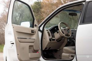 White Ford Escape 2009 in Kaunas, with an engine capacity of 2.30 L and mileage of 275 thousand km for 4900 €, photo 9 on AUTOMOTO.COM.LV