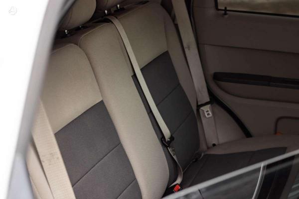 White Ford Escape 2009 in Kaunas, with an engine capacity of 2.30 L and mileage of 275 thousand km for 4900 €, photo 10 on AUTOMOTO.COM.LV