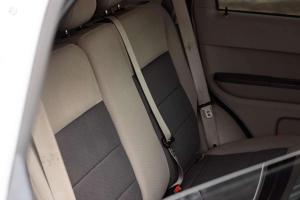 White Ford Escape 2009 in Kaunas, with an engine capacity of 2.30 L and mileage of 275 thousand km for 4900 €, photo 10 on AUTOMOTO.COM.LV