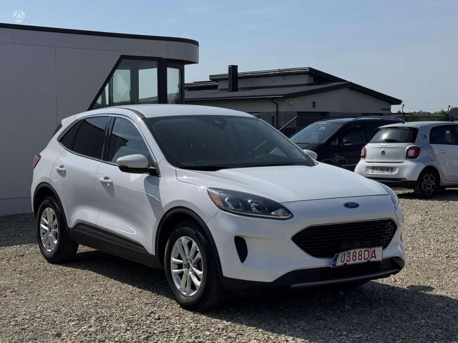 White Ford Escape 2020 in Siauliai, with an engine capacity of 1.50 L and mileage of 22 thousand km for 15800 €, photo 4 on AUTOMOTO.COM.LV