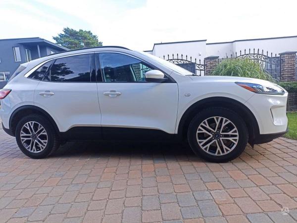 Balts Ford Escape 2022 Viļņa, ar dzinēja tilpumu 1.50 L un nobraukumu 31 tūkst. km par 18200 €, foto 3 vietnē AUTOMOTO.COM.LV
