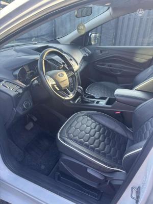 White Ford Escape 2019 in Klaipeda, with an engine capacity of 2.50 L and mileage of 130 thousand km for 10000 €, photo 6 on AUTOMOTO.COM.LV