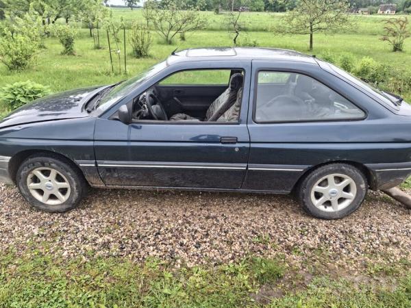 Green Ford Escort 1994 in Riga, with an engine capacity of 1.60 L and mileage of 890 thousand km for 400 €, photo 1 on AUTOMOTO.COM.LV