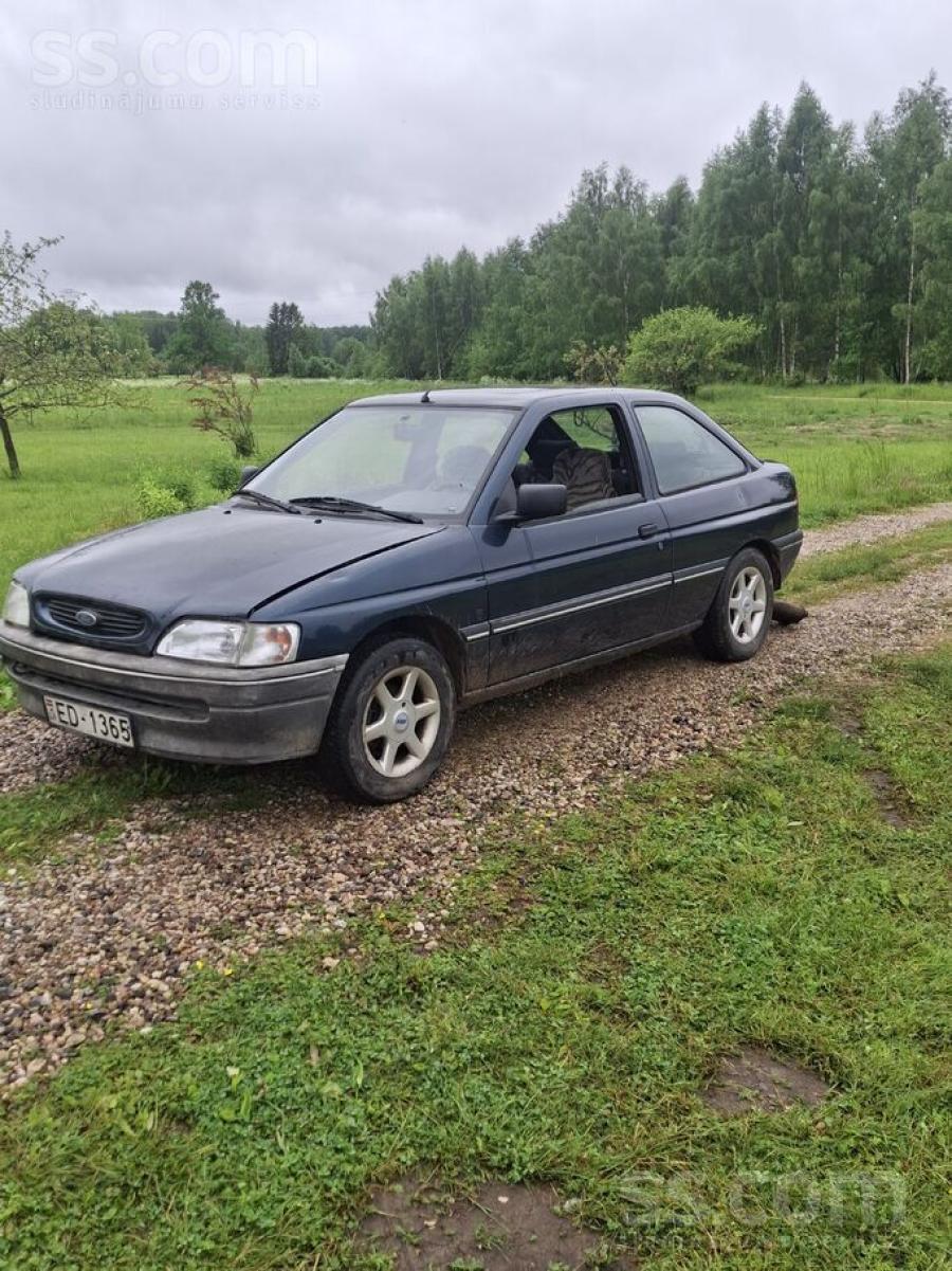 Green Ford Escort 1994 in Riga, with an engine capacity of 1.60 L and mileage of 890 thousand km for 400 €, photo 3 on AUTOMOTO.COM.LV