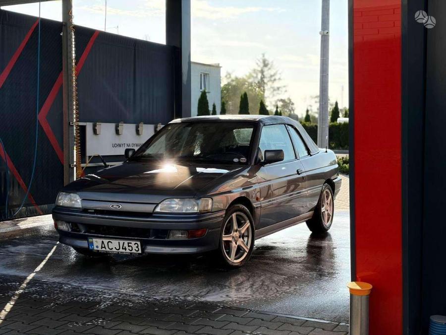 Pelēks Ford Escort 1992 Viļņa, ar dzinēja tilpumu 1.60 L un nobraukumu 43 tūkst. km par 1999 €, foto 1 vietnē AUTOMOTO.COM.LV