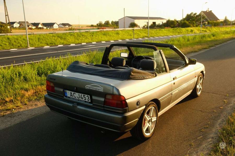 Pelēks Ford Escort 1992 Viļņa, ar dzinēja tilpumu 1.60 L un nobraukumu 43 tūkst. km par 1999 €, foto 4 vietnē AUTOMOTO.COM.LV