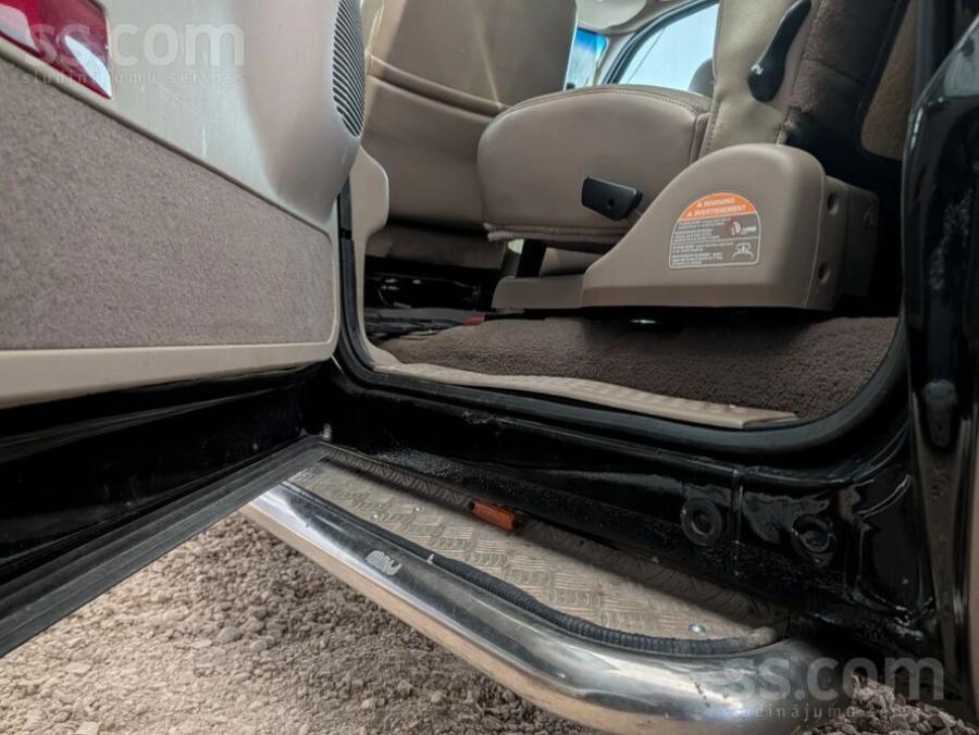 Melns Ford Excursion 2001 Rīga, ar dzinēja tilpumu 6.70 L un nobraukumu 299 tūkst. km par 11900 €, foto 12 vietnē AUTOMOTO.COM.LV
