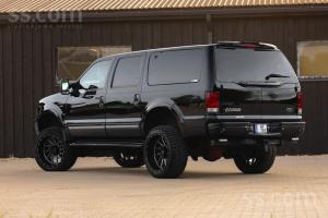 Black Ford Excursion 2002 in Jelgava, with an engine capacity of 7.00 L and mileage of 128 thousand km for 27000 €, photo 5 on AUTOMOTO.COM.LV