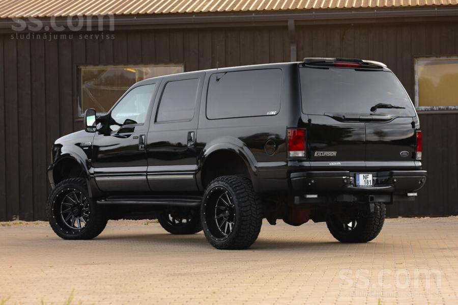 Black Ford Excursion 2002 in Jelgava, with an engine capacity of 7.00 L and mileage of 128 thousand km for 27000 €, photo 5 on AUTOMOTO.COM.LV