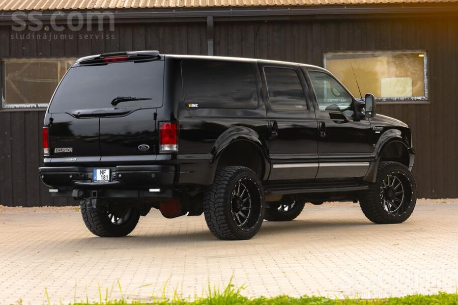 Black Ford Excursion 2002 in Jelgava, with an engine capacity of 7.00 L and mileage of 128 thousand km for 27000 €, photo 6 on AUTOMOTO.COM.LV