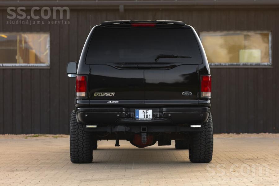 Black Ford Excursion 2002 in Jelgava, with an engine capacity of 7.00 L and mileage of 128 thousand km for 27000 €, photo 7 on AUTOMOTO.COM.LV