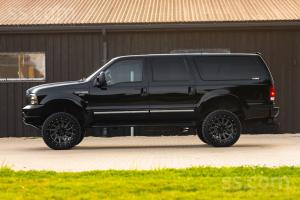 Black Ford Excursion 2002 in Jelgava, with an engine capacity of 7.00 L and mileage of 128 thousand km for 27000 €, photo 8 on AUTOMOTO.COM.LV