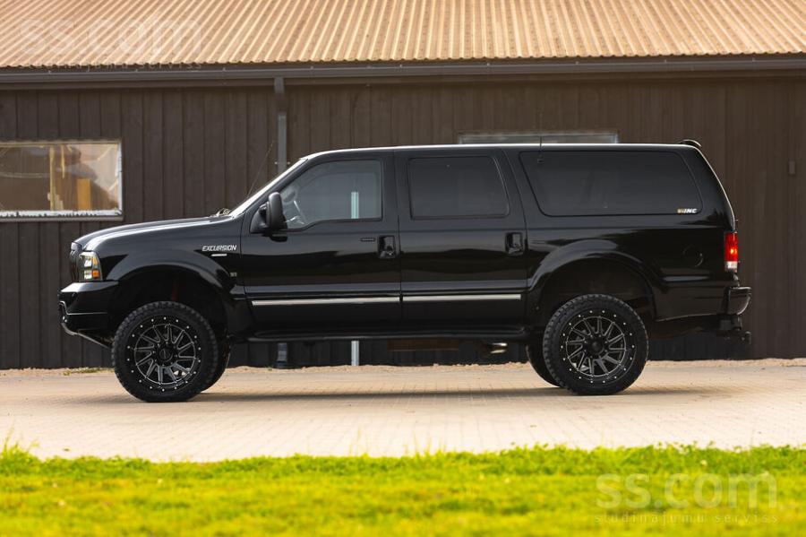 Black Ford Excursion 2002 in Jelgava, with an engine capacity of 7.00 L and mileage of 128 thousand km for 27000 €, photo 8 on AUTOMOTO.COM.LV