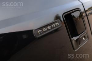 Black Ford Excursion 2002 in Jelgava, with an engine capacity of 7.00 L and mileage of 128 thousand km for 27000 €, photo 9 on AUTOMOTO.COM.LV