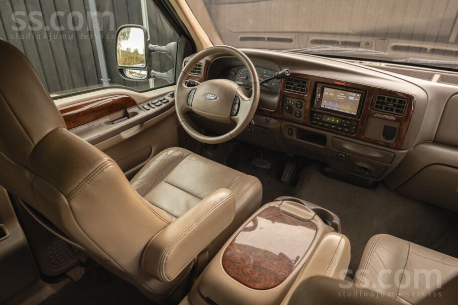 Black Ford Excursion 2002 in Jelgava, with an engine capacity of 7.00 L and mileage of 128 thousand km for 27000 €, photo 12 on AUTOMOTO.COM.LV