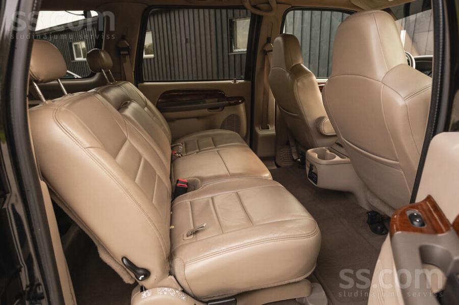Black Ford Excursion 2002 in Jelgava, with an engine capacity of 7.00 L and mileage of 128 thousand km for 27000 €, photo 16 on AUTOMOTO.COM.LV