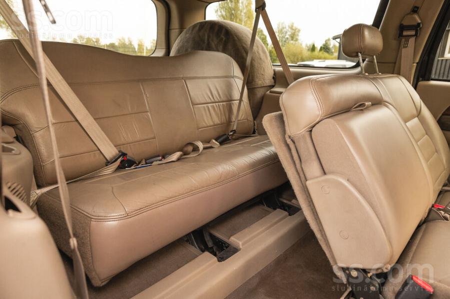 Black Ford Excursion 2002 in Jelgava, with an engine capacity of 7.00 L and mileage of 128 thousand km for 27000 €, photo 17 on AUTOMOTO.COM.LV