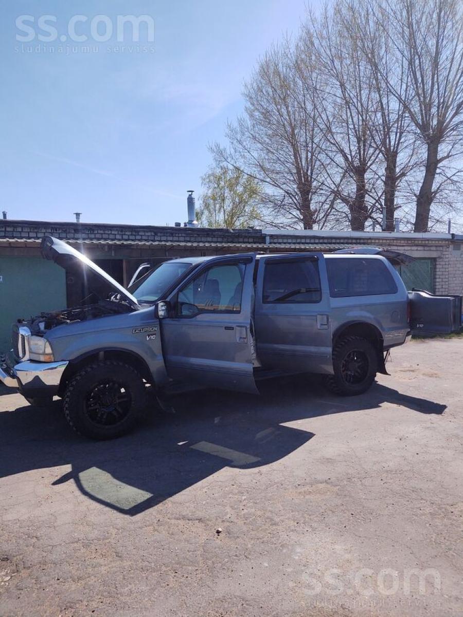 Blue Ford Excursion 2000 in Riga, with an engine capacity of 6.80 L and mileage of 234 thousand km for 10000 €, photo 10 on AUTOMOTO.COM.LV
