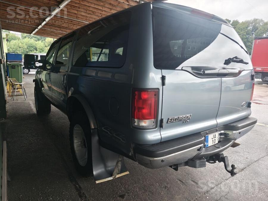 Zils Ford Excursion 2000 Rīga, ar dzinēja tilpumu 6.80 L un nobraukumu 234 tūkst. km par 12500 €, foto 6 vietnē AUTOMOTO.COM.LV
