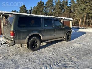 Zaļš Ford Excursion 2000 Rīga, ar dzinēja tilpumu 7.30 L un nobraukumu 288 tūkst. km par 10000 €, foto  vietnē AUTOMOTO.COM.LV