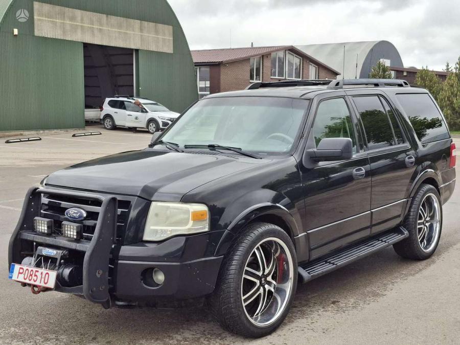 Black Ford Expedition 2009 in Silute, with an engine capacity of 5.41 L and mileage of 234 thousand km for 4500 €, photo 1 on AUTOMOTO.COM.LV