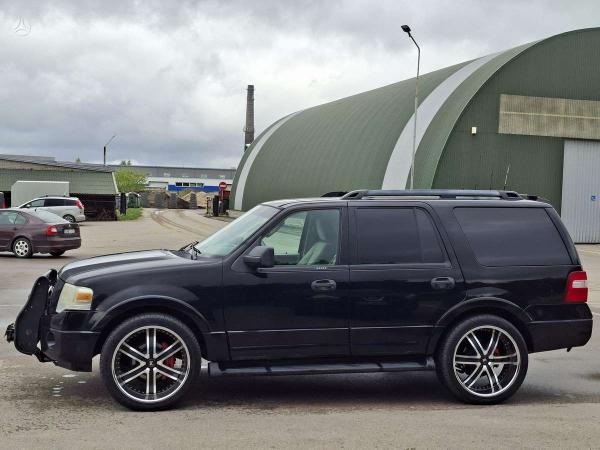 Black Ford Expedition 2009 in Silute, with an engine capacity of 5.41 L and mileage of 234 thousand km for 4500 €, photo 3 on AUTOMOTO.COM.LV