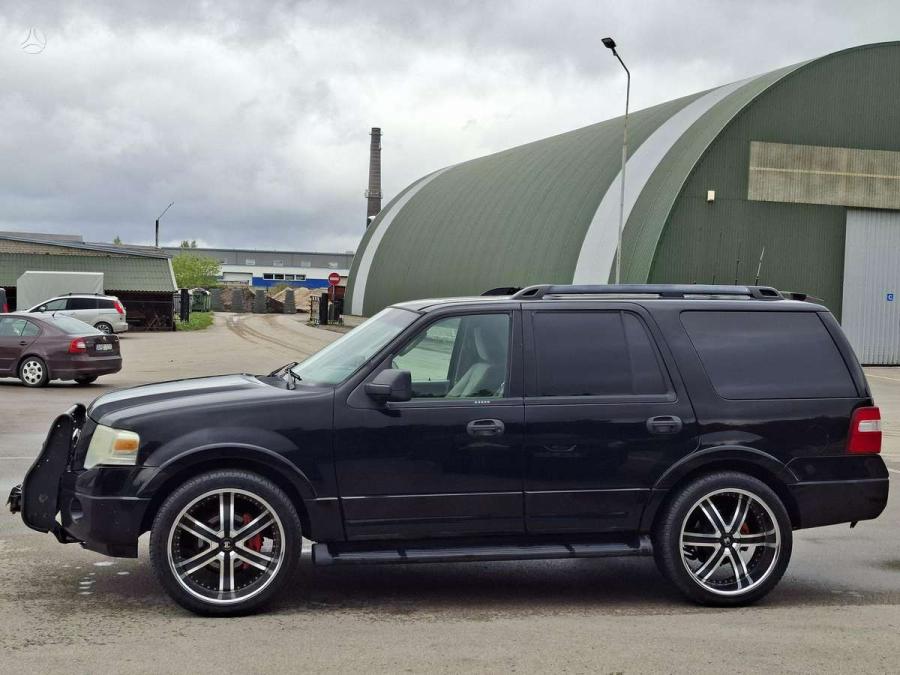 Black Ford Expedition 2009 in Silute, with an engine capacity of 5.41 L and mileage of 234 thousand km for 4500 €, photo 4 on AUTOMOTO.COM.LV