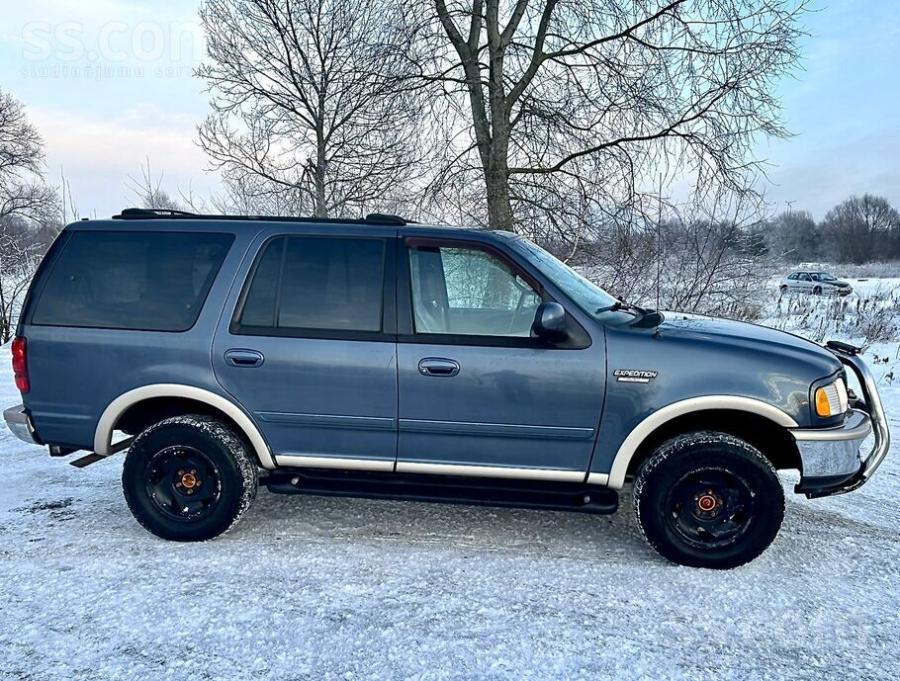 Blue Ford Expedition 1998 in Riga, with an engine capacity of 5.40 L and mileage of 195 thousand km for 6800 €, photo 3 on AUTOMOTO.COM.LV