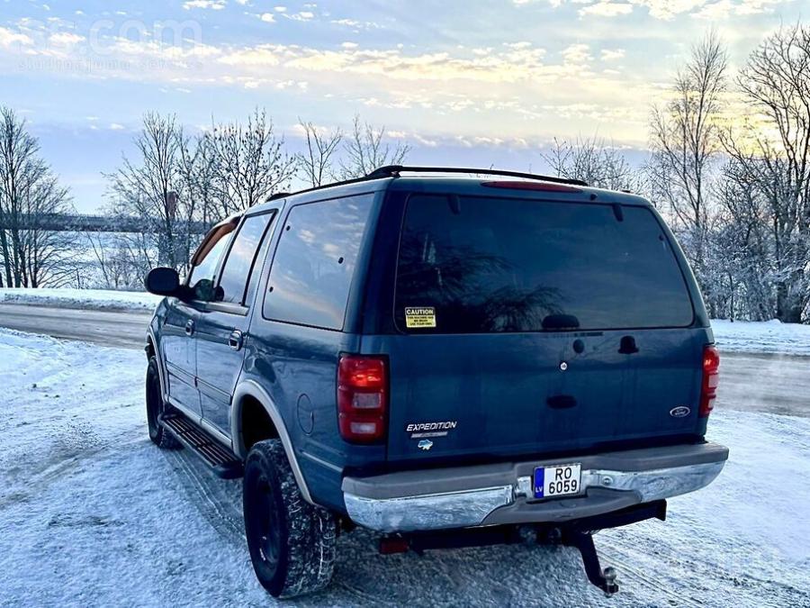 Blue Ford Expedition 1998 in Riga, with an engine capacity of 5.40 L and mileage of 195 thousand km for 6800 €, photo 4 on AUTOMOTO.COM.LV