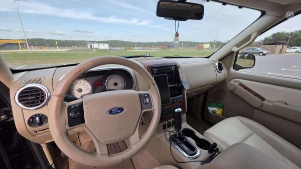 Black Ford Explorer 2008 in Alytus, with an engine capacity of 4.61 L and mileage of 123 thousand km for 13000 €, photo 1 on AUTOMOTO.COM.LV