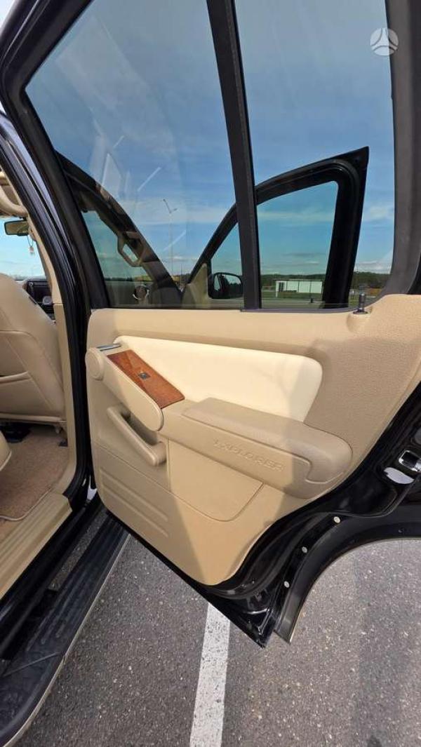 Black Ford Explorer 2008 in Alytus, with an engine capacity of 4.61 L and mileage of 123 thousand km for 13000 €, photo 2 on AUTOMOTO.COM.LV