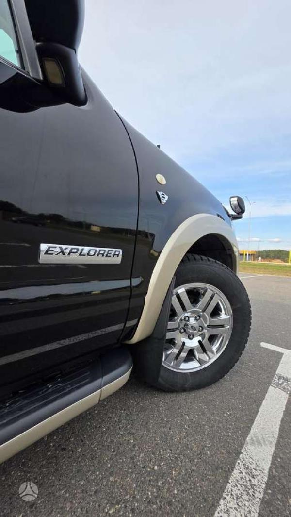 Black Ford Explorer 2008 in Alytus, with an engine capacity of 4.61 L and mileage of 123 thousand km for 13000 €, photo 3 on AUTOMOTO.COM.LV