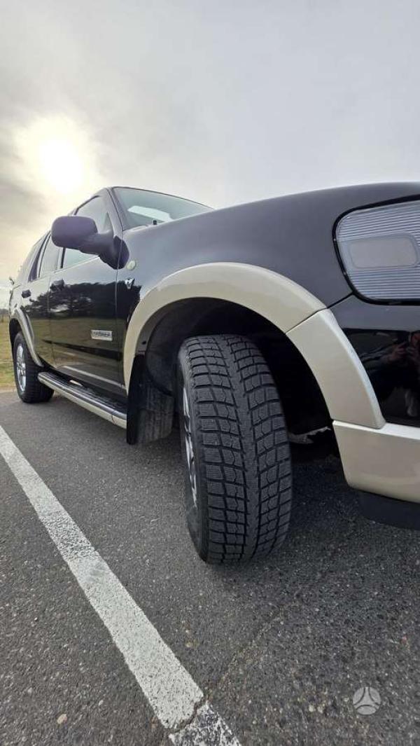 Black Ford Explorer 2008 in Alytus, with an engine capacity of 4.61 L and mileage of 123 thousand km for 13000 €, photo 4 on AUTOMOTO.COM.LV