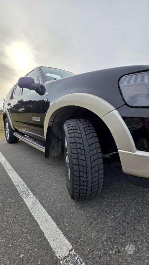 Melns Ford Explorer 2008 Alīta, ar dzinēja tilpumu 4.61 L un nobraukumu 123 tūkst. km par 13000 €, foto 5 vietnē AUTOMOTO.COM.LV