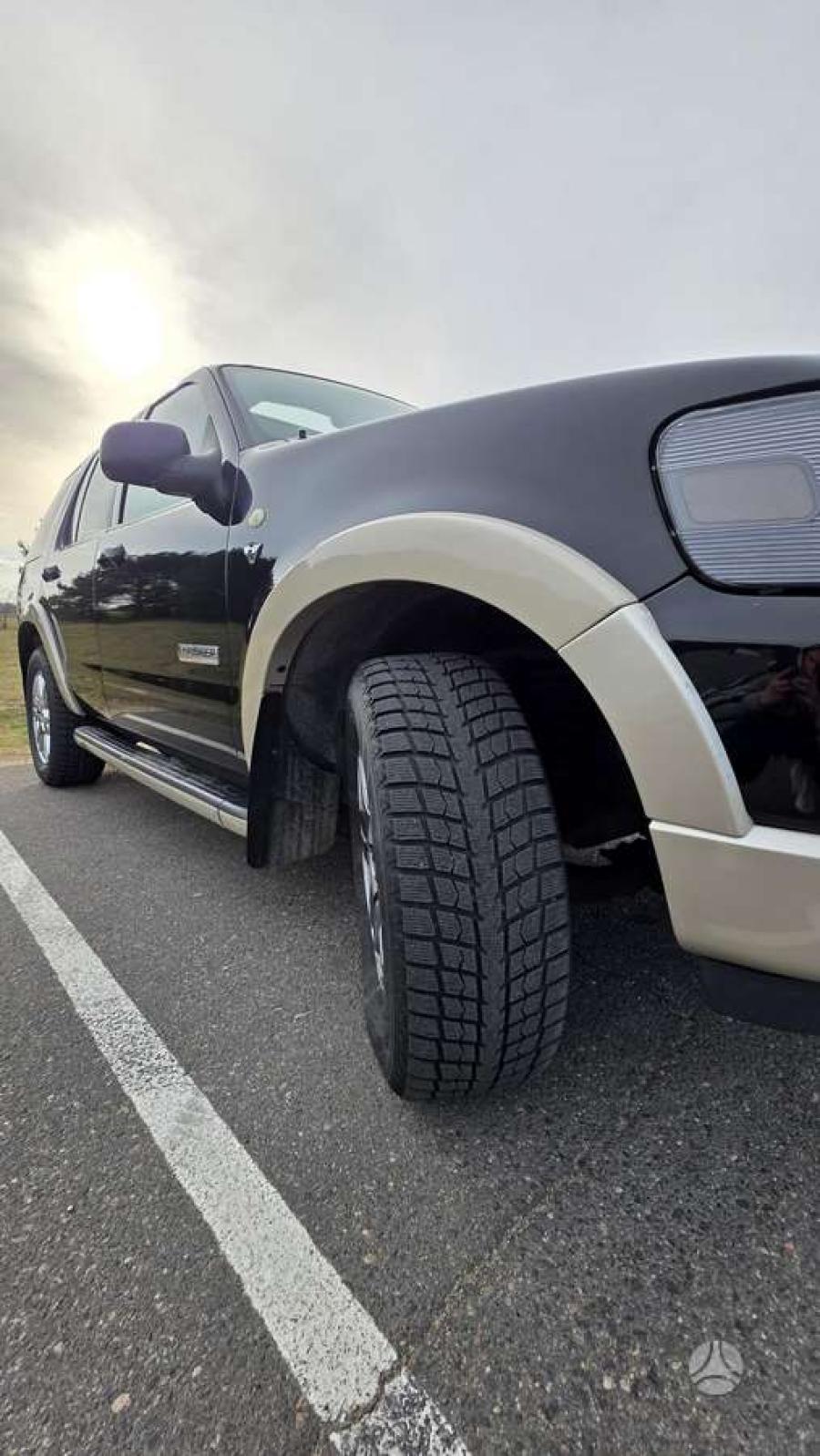 Melns Ford Explorer 2008 Alīta, ar dzinēja tilpumu 4.61 L un nobraukumu 123 tūkst. km par 13000 €, foto 5 vietnē AUTOMOTO.COM.LV