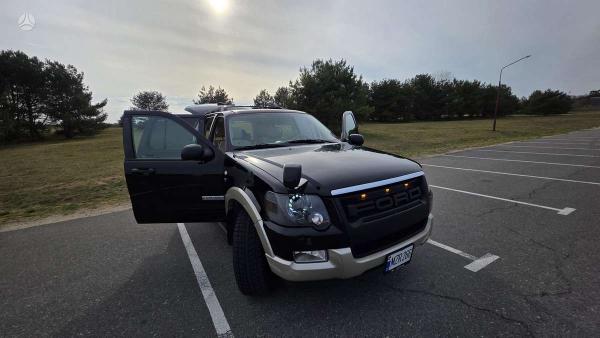 Black Ford Explorer 2008 in Alytus, with an engine capacity of 4.61 L and mileage of 123 thousand km for 13000 €, photo 10 on AUTOMOTO.COM.LV