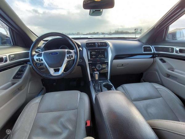 Ford Explorer 2015 in Kaunas on AUTOMOTO.COM.LV Black Ford Explorer 2015 in Kaunas, with an engine capacity of 3.50 L and mileage of 293 thousand km for 14800 €, photo 11 on AUTOMOTO.COM.LV