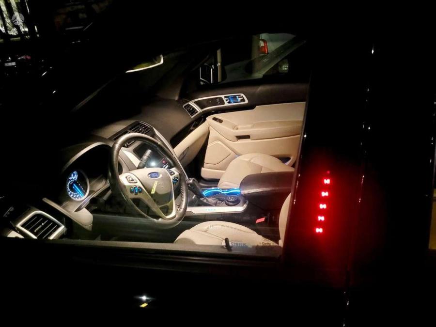 Black Ford Explorer 2015 in Kaunas, with an engine capacity of 3.50 L and mileage of 293 thousand km for 14800 €, photo 13 on AUTOMOTO.COM.LV