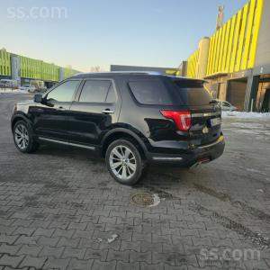 Black Ford Explorer 2018 in Riga, with an engine capacity of 3.50 L and mileage of 150 thousand km for 19800 €, photo 4 on AUTOMOTO.COM.LV