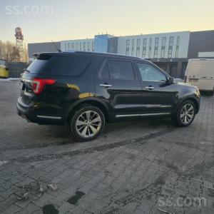 Black Ford Explorer 2018 in Riga, with an engine capacity of 3.50 L and mileage of 150 thousand km for 19800 €, photo 5 on AUTOMOTO.COM.LV