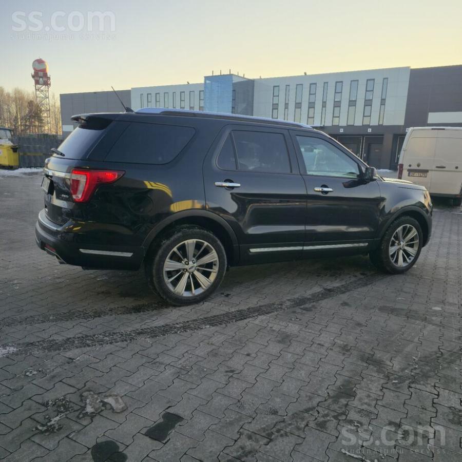 Black Ford Explorer 2018 in Riga, with an engine capacity of 3.50 L and mileage of 150 thousand km for 19800 €, photo 5 on AUTOMOTO.COM.LV
