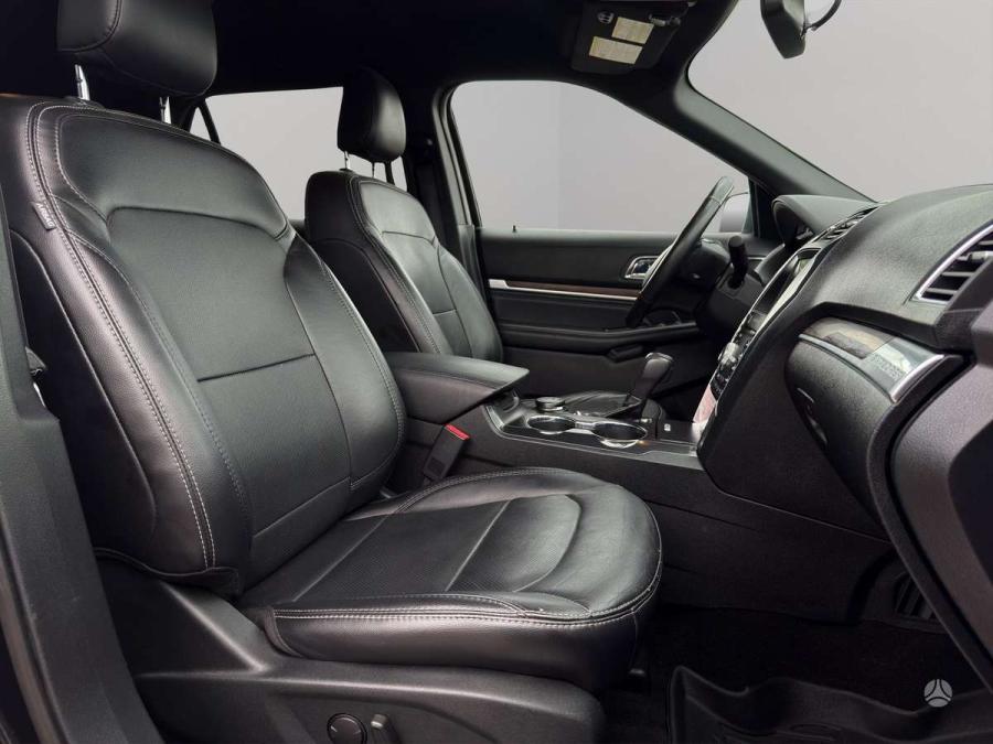 Black Ford Explorer 2019 in Kaunas, with an engine capacity of 3.50 L and mileage of 132 thousand km for 21499 €, photo 9 on AUTOMOTO.COM.LV