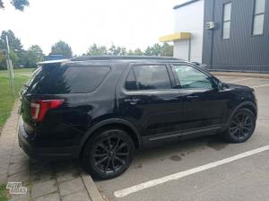 Black Ford Explorer 2019 in Panevezys, with an engine capacity of 3.50 L and mileage of 215 thousand km for 15500 €, photo 8 on AUTOMOTO.COM.LV