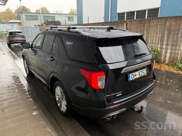 Black Ford Explorer 2022 in Riga, with an engine capacity of 3.00 L and mileage of 97 thousand km for 36000 €, photo 4 on AUTOMOTO.COM.LV