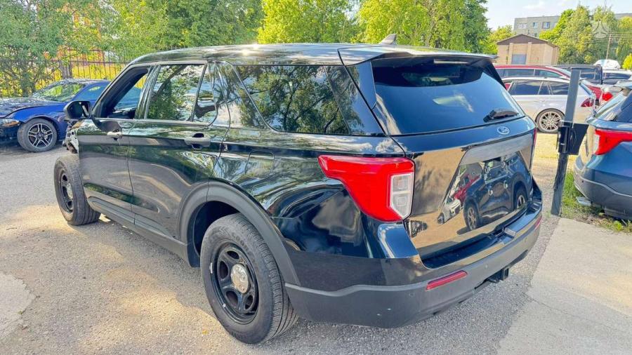 Black Ford Explorer 2022 in Ukmerge, with an engine capacity of 2.96 L and mileage of 22 thousand km for 12999 €, photo 1 on AUTOMOTO.COM.LV