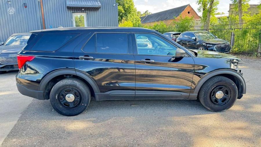 Black Ford Explorer 2022 in Ukmerge, with an engine capacity of 2.96 L and mileage of 22 thousand km for 12999 €, photo 5 on AUTOMOTO.COM.LV