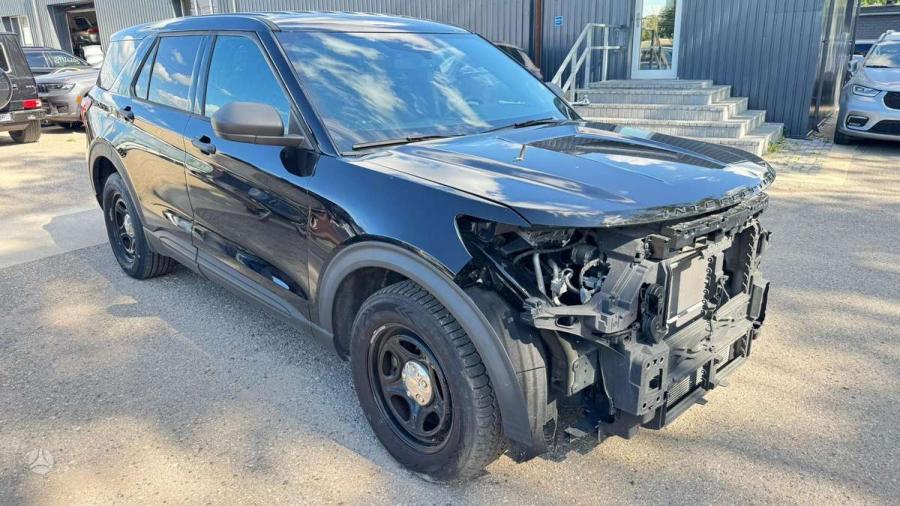 Black Ford Explorer 2022 in Ukmerge, with an engine capacity of 2.96 L and mileage of 22 thousand km for 12999 €, photo 6 on AUTOMOTO.COM.LV