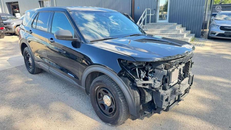 Black Ford Explorer 2022 in Ukmerge, with an engine capacity of 2.96 L and mileage of 22 thousand km for 12999 €, photo 8 on AUTOMOTO.COM.LV