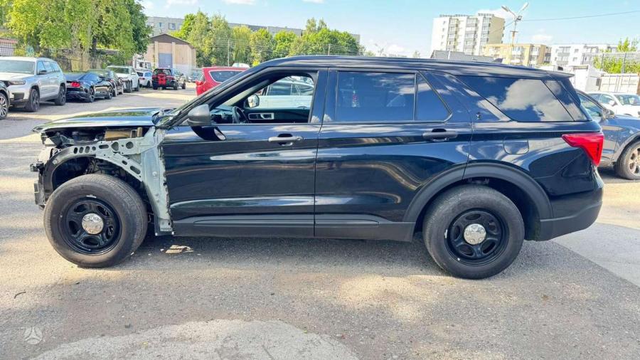 Black Ford Explorer 2022 in Ukmerge, with an engine capacity of 2.96 L and mileage of 22 thousand km for 12999 €, photo 12 on AUTOMOTO.COM.LV